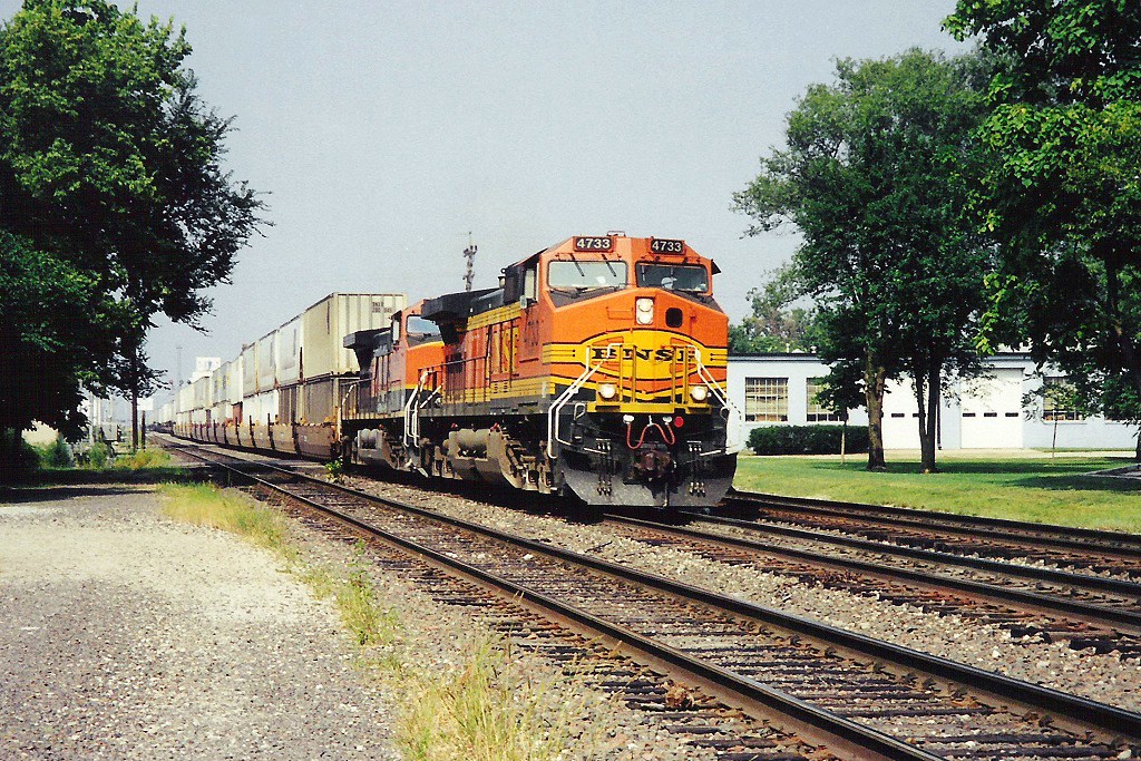 BNSF 4733 east